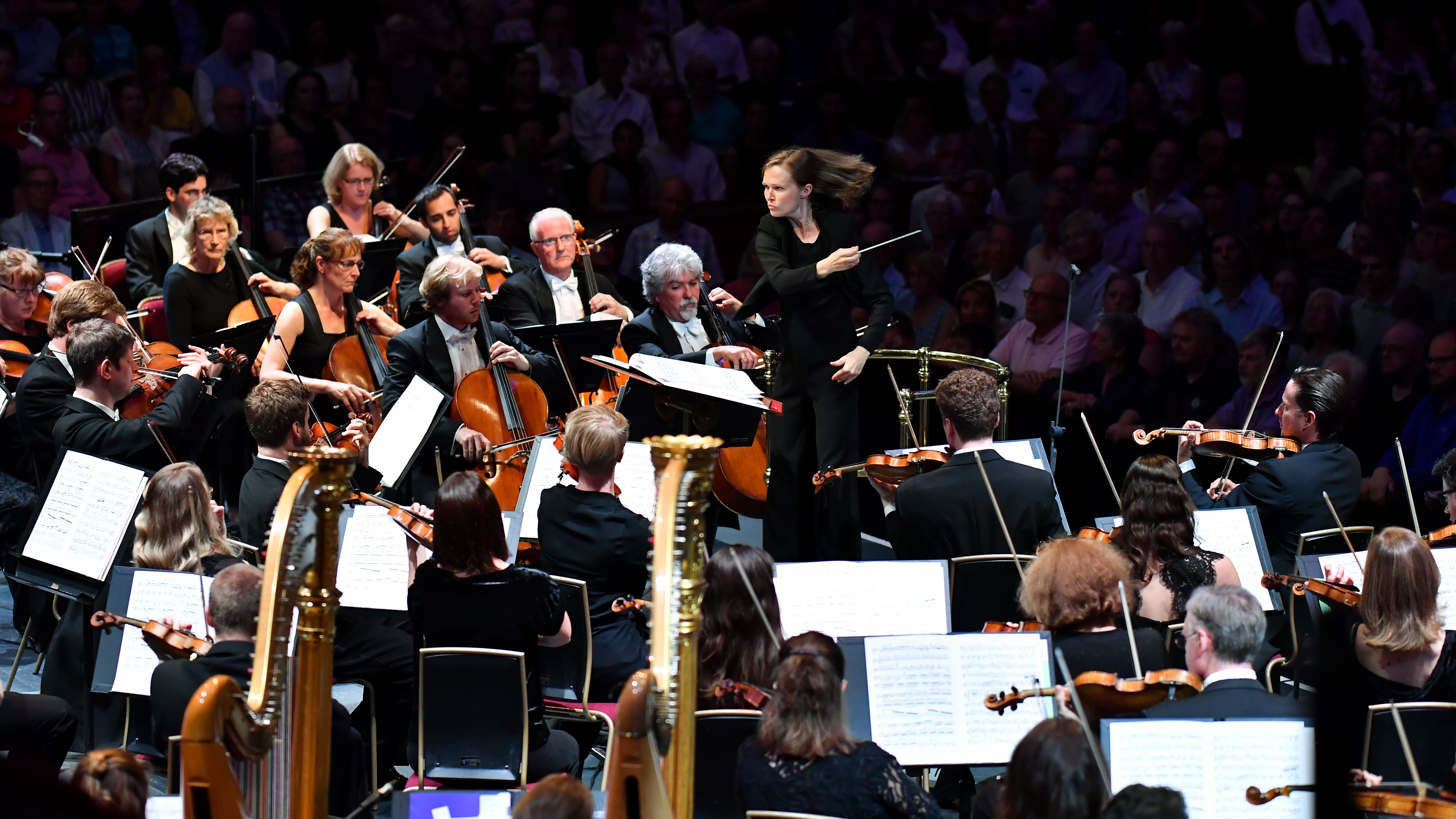 Mirga Gražinytė-Tyla dirige Howell, Elgar, Weinberg et Knussen – Avec ...