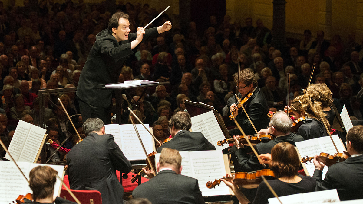 Andris Nelsons conducts Flothuis, Strauss, and Shostakovich — With ...