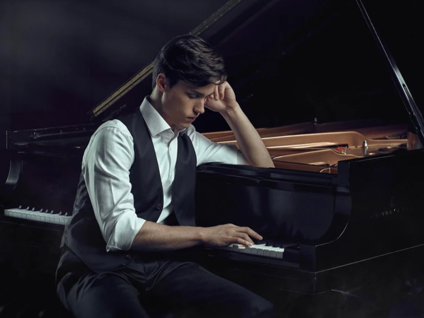 Jaeden Izik-Dzurko performs Medtner, Ravel, and Rachmaninov