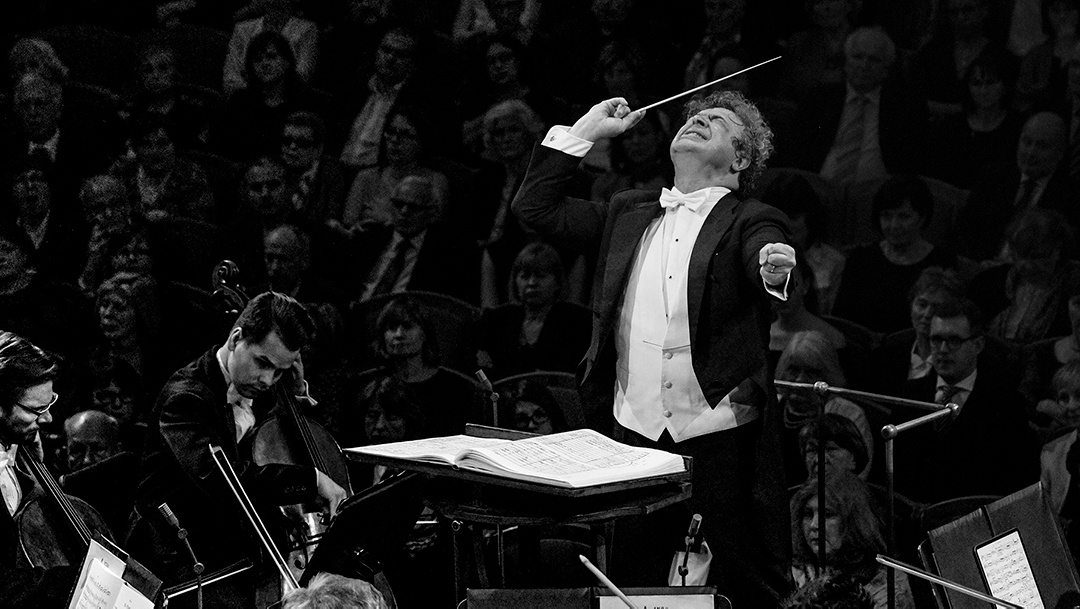 Semyon Bychkov conducts Dvořák, Smetana, and Martinů